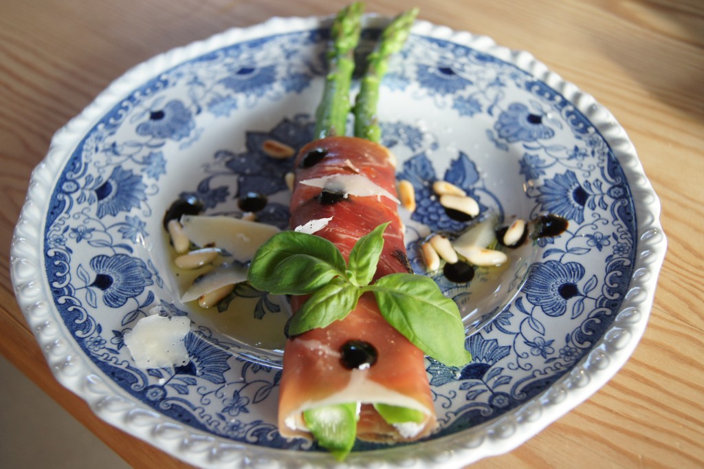 Forrett – Primørsalat med Gravlaks, Jordbær og Sennepsaus | MariannMat