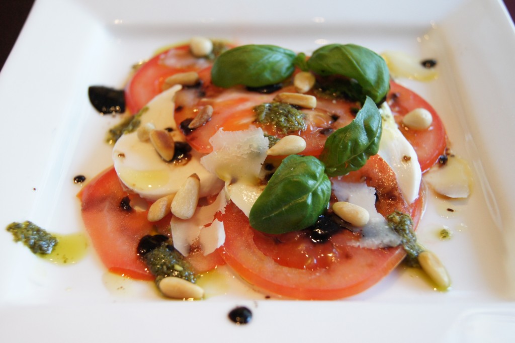 Forrett – Primørsalat med Gravlaks, Jordbær og Sennepsaus | MariannMat