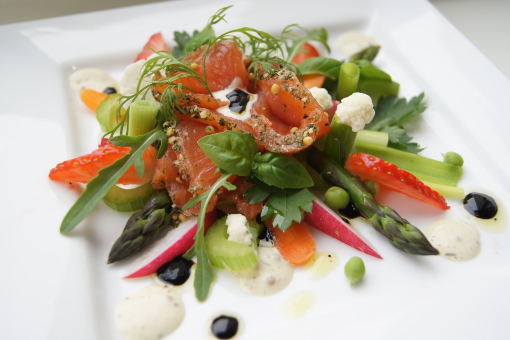 Forrett – Primørsalat med Gravlaks, Jordbær og Sennepsaus | MariannMat