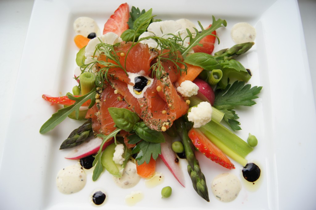 Forrett – Primørsalat med Gravlaks, Jordbær og Sennepsaus | MariannMat