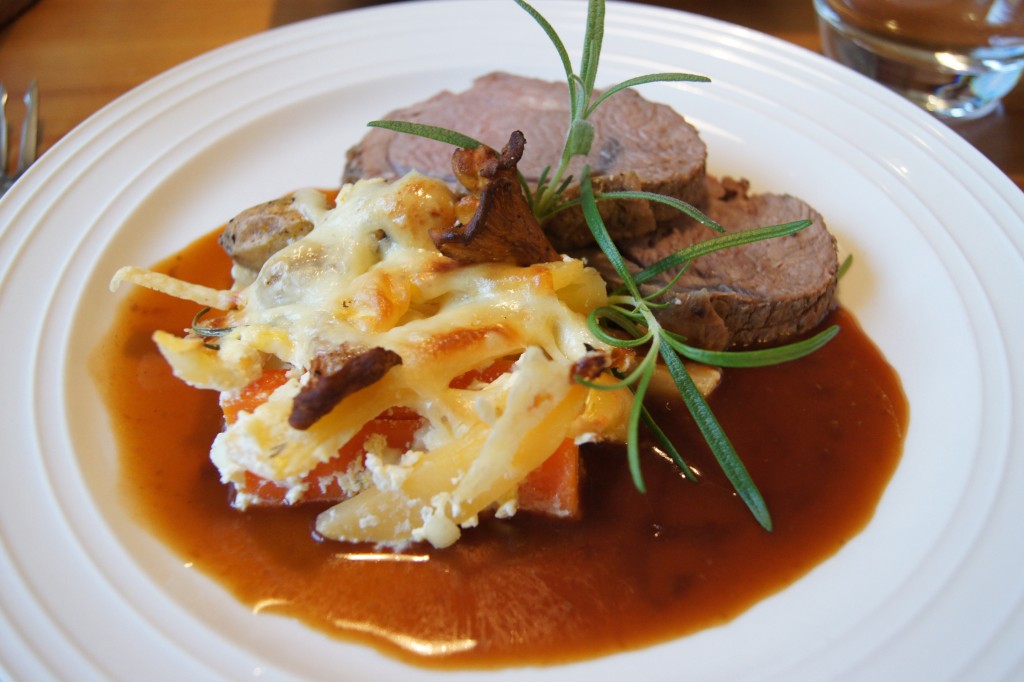 Provancemarinert Lammestek med Fløtegratinert Sopp- og Rotfruktform ...