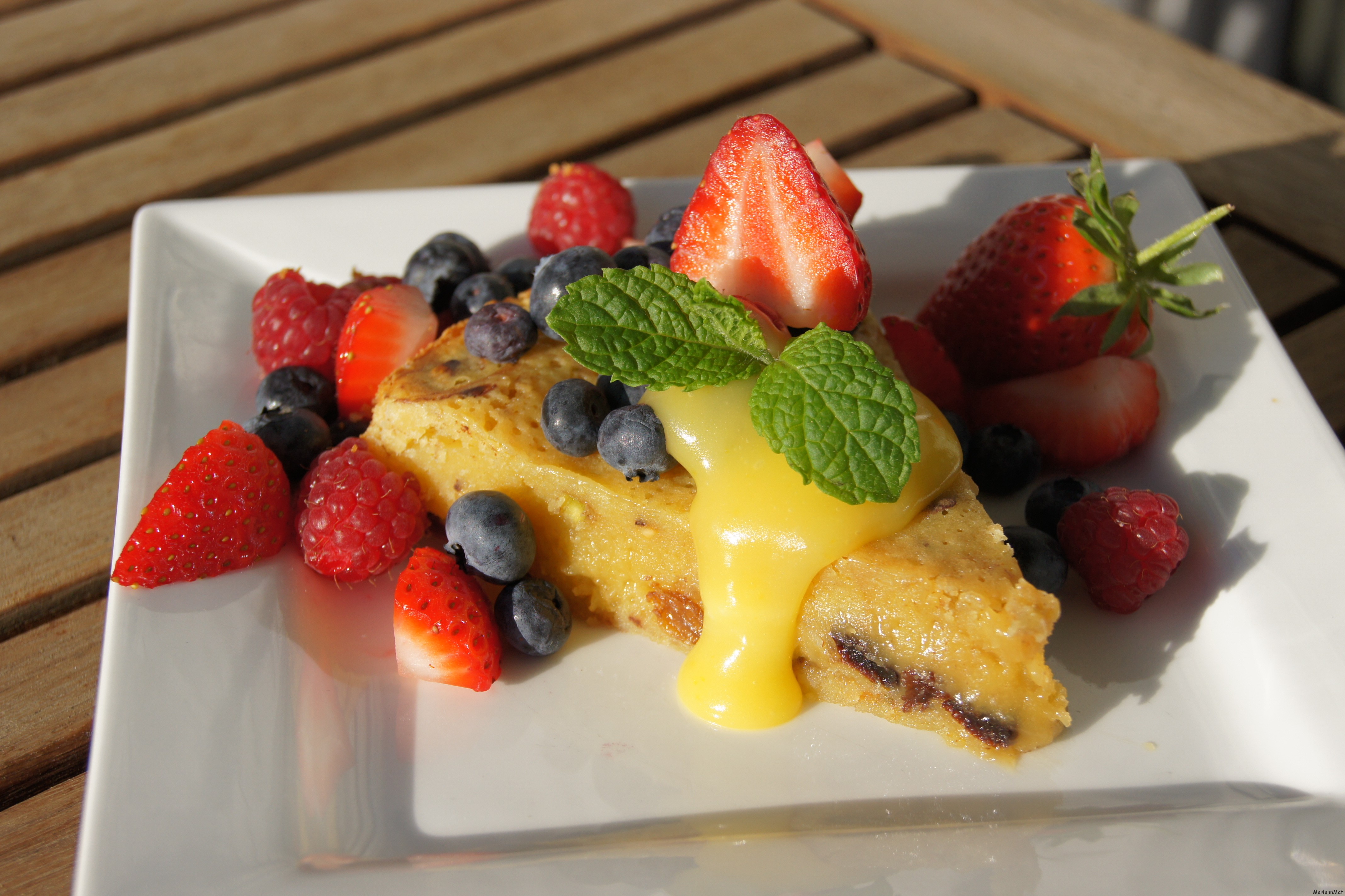 Blondies med friske Bær og Lemon curd | MariannMat